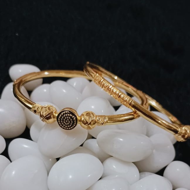 Buy quality 22K Gold Antique Kadli Bangle in Ahmedabad