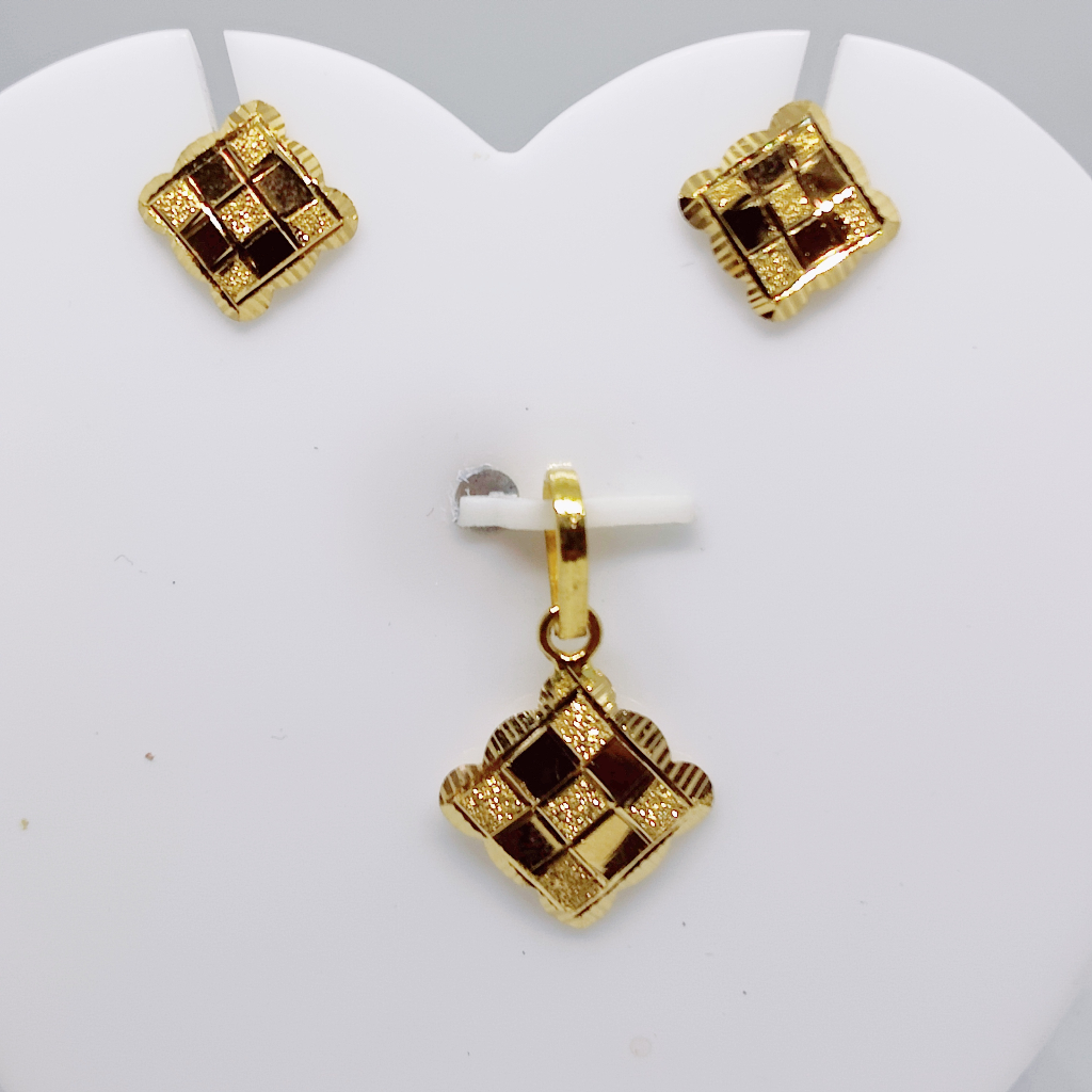 Buy quality 22k gold plain checks pattern pendant set in Ahmedabad