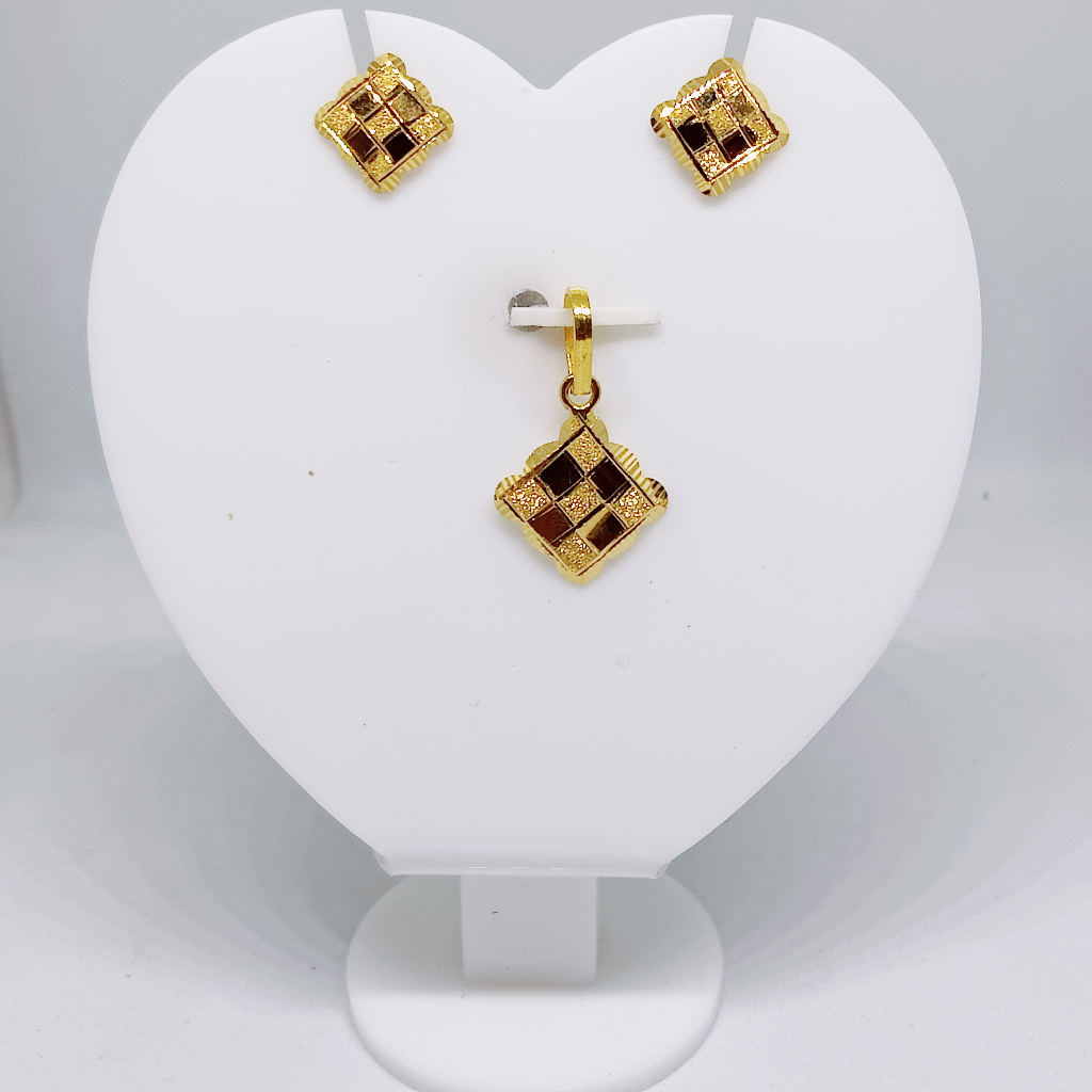Buy quality 22k gold plain checks pattern pendant set in Ahmedabad